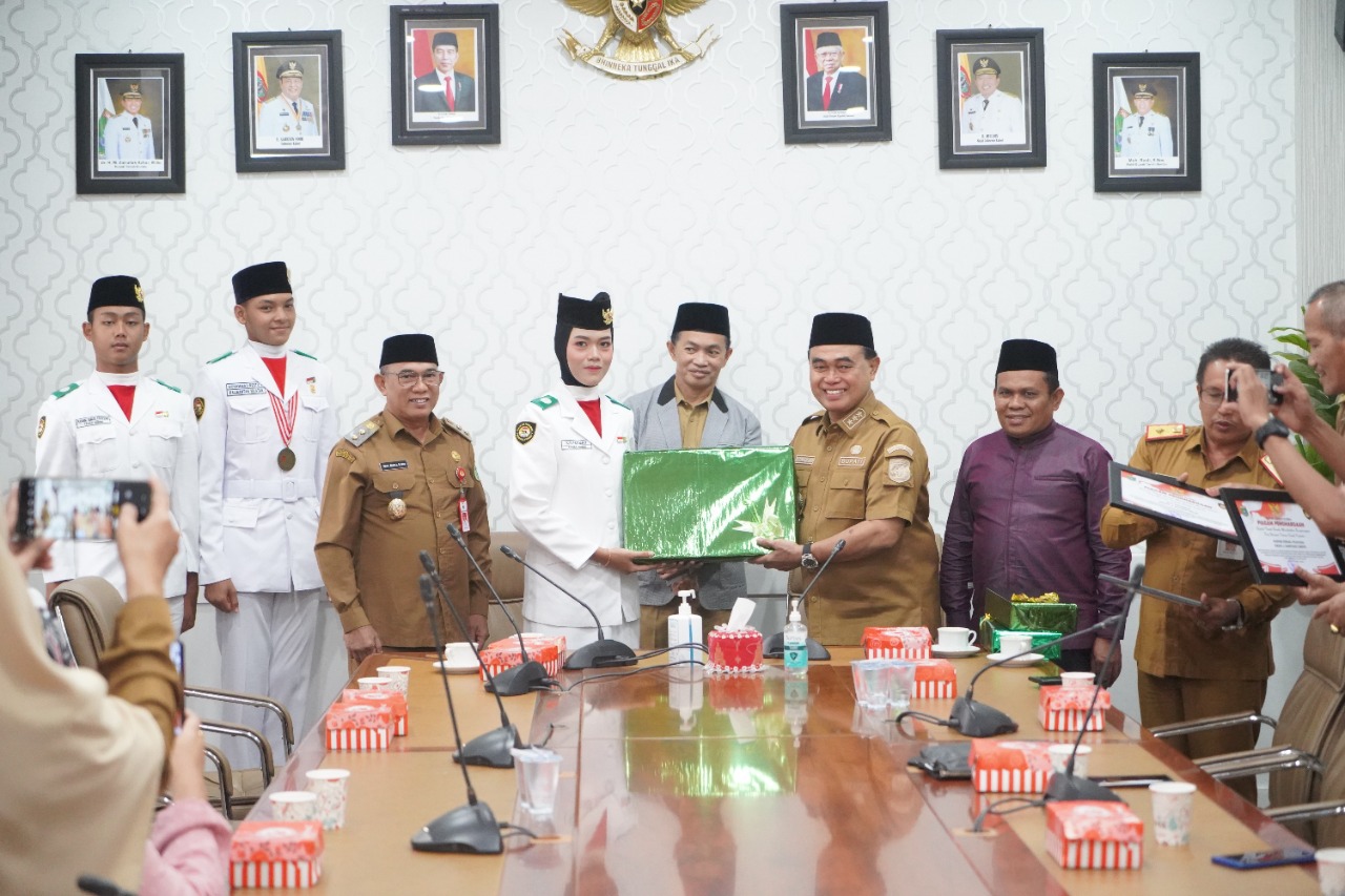 Tiga Anggota Paskibraka Terima Bonus - Portal Berita Tanah Bumbu