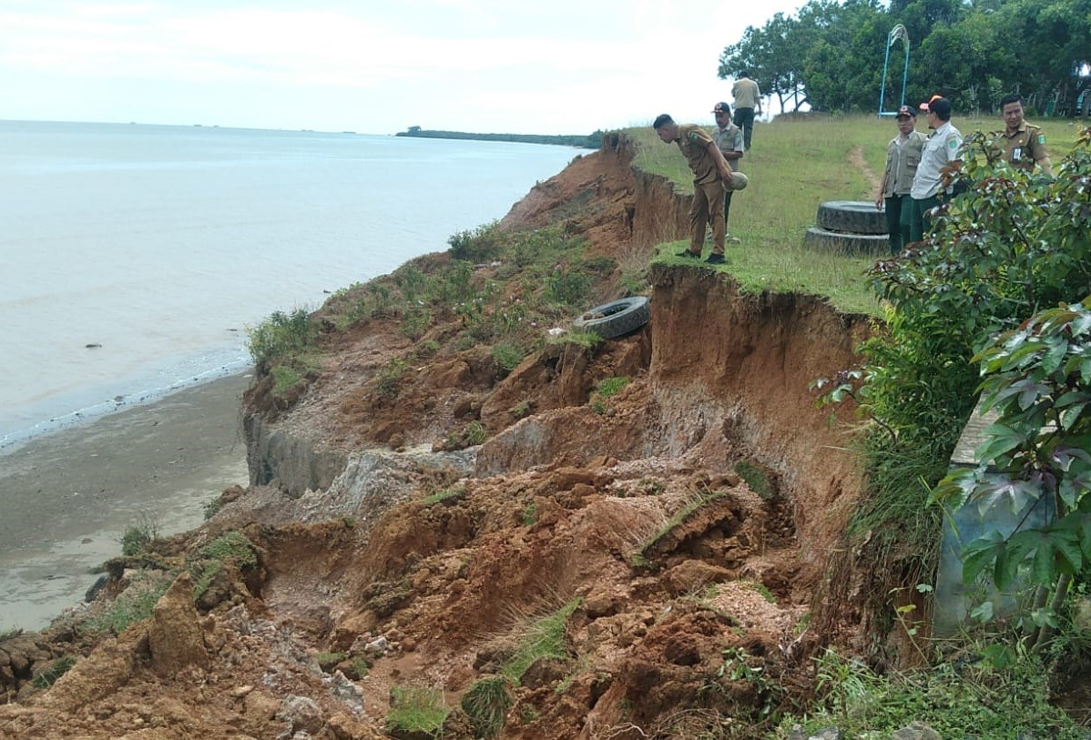Longsor Tebing Pantai BPBD Tinjau Lokasi di Sungai Dua Laut